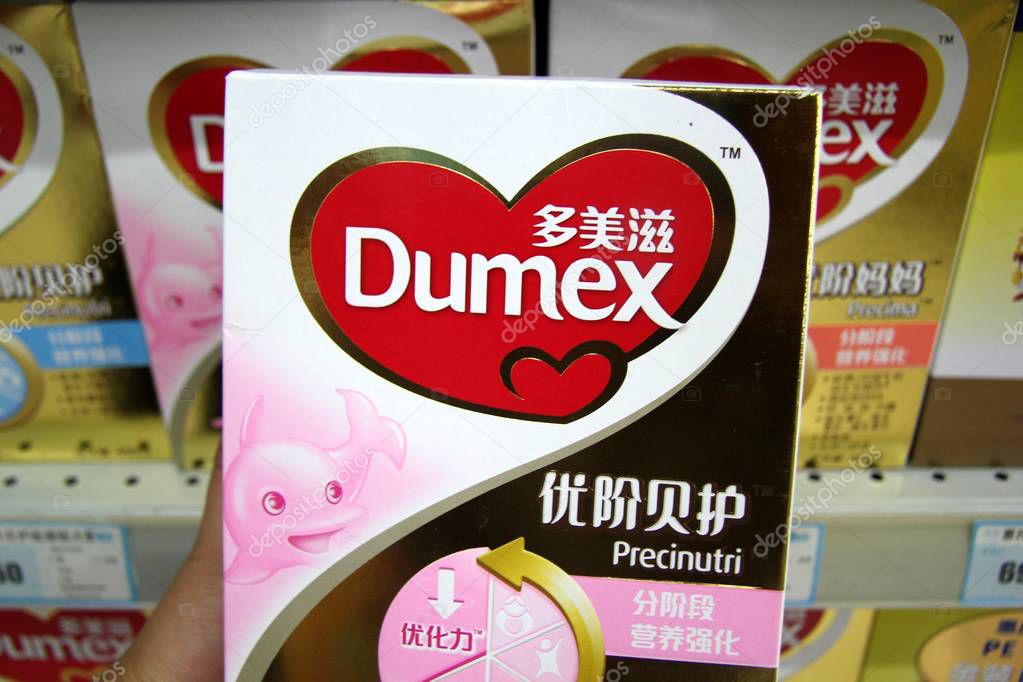 Un cliente compra una caja de fórmula para bebés Dumex de Danone en un ...