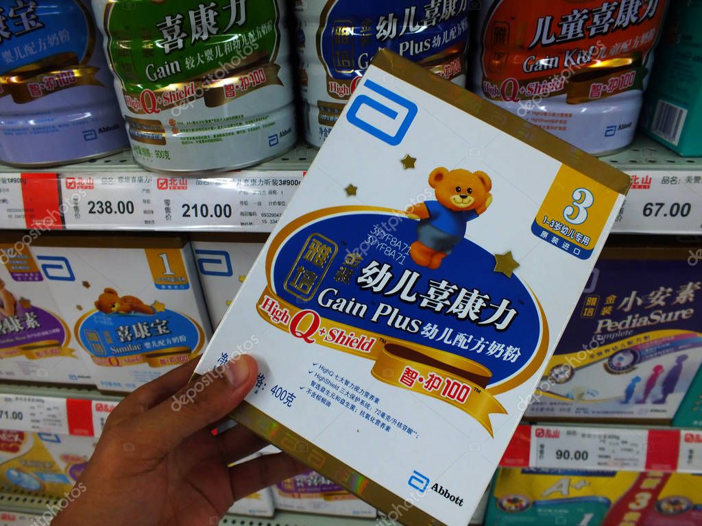 Un cliente compra una caja de fórmula infantil Abbott en un ...