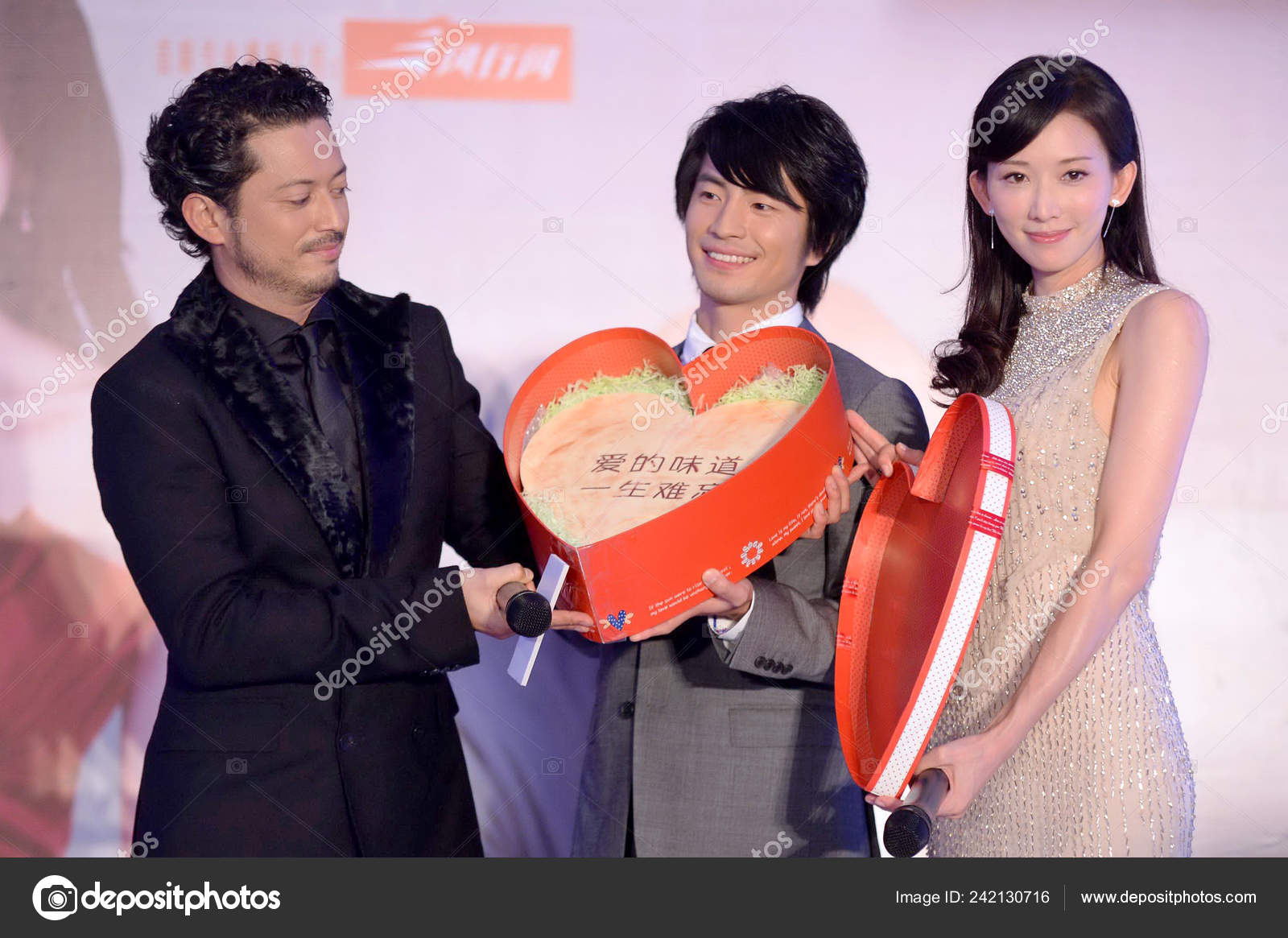 Gauche Droite Les Acteurs Japonais Hiroyuki Ikeuchi Yusuke Fukuchi Mannequin — Photo éditoriale ...