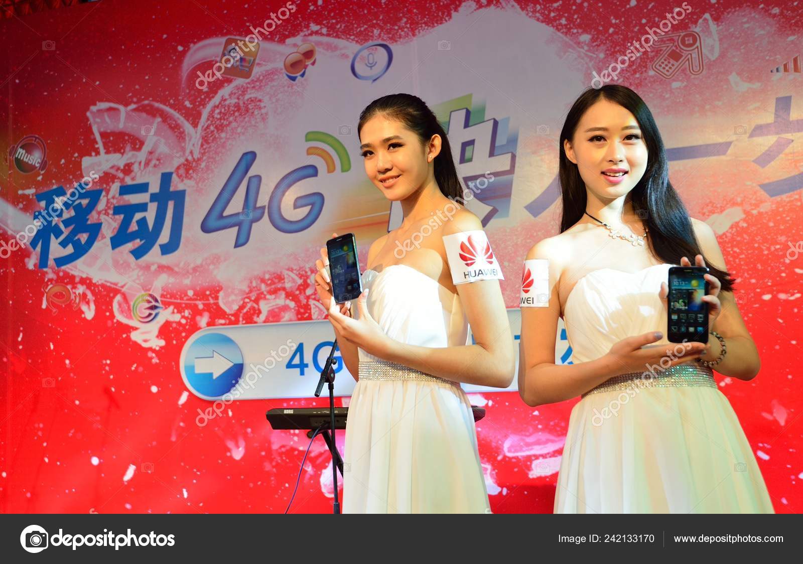 Models Pose Mobile Phones Branch China Mobile Hangzhou East Chinas ...