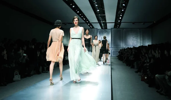 Catwalk models Stock Photos, Royalty Free Catwalk models Images ...