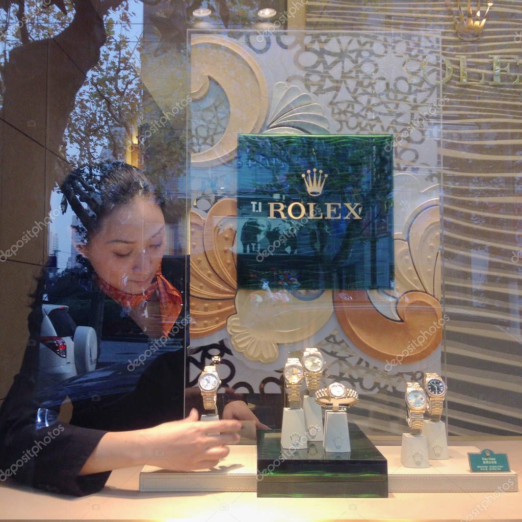 --FILE- Un empleado pone un reloj en un mostrador en una tienda de la ...