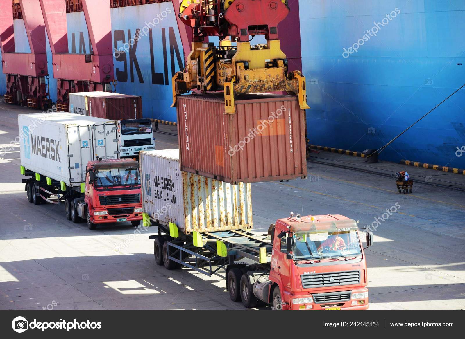 Container Lifted Truck Quay Port Qingdao Qingdao City East Chinas ...