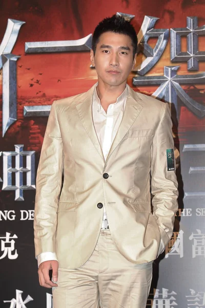 El actor taiwan s Mark Chao posa durante el estreno de su nueva pel ...