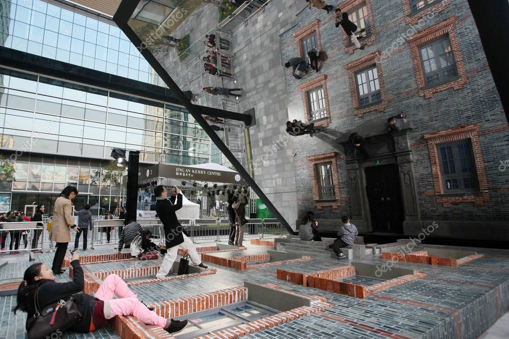 Los visitantes posan sobre una maqueta del edificio Shikumen en el ...