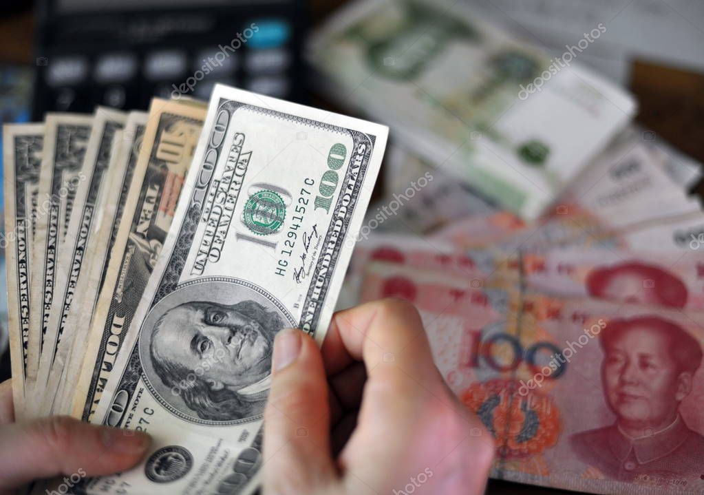 Un residente local cuenta los billetes en dólares estadounidenses sobre ...