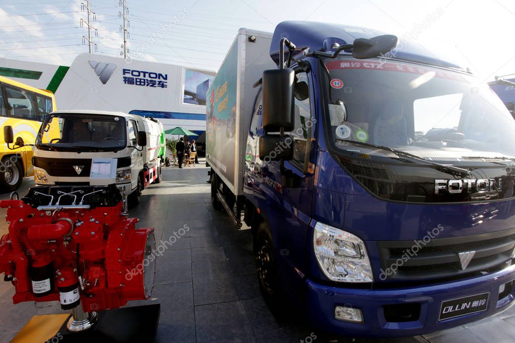 Los camiones Beiqi Foton se exhiben durante una exhibición de ...