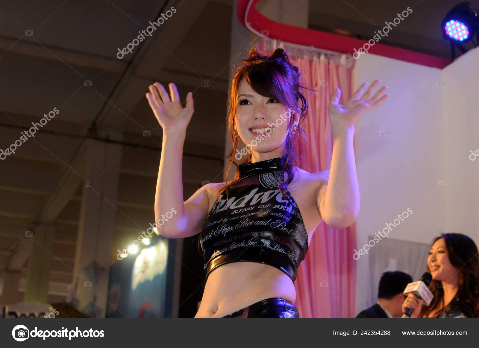 色情片明星 Yui Hatano 在2012年3月16日于中国上海举行的第九届中国国际成人玩具和生殖健康展览会 被称为 2012年中国成人护理博览会 2012年 Adc 博览会 上合影
