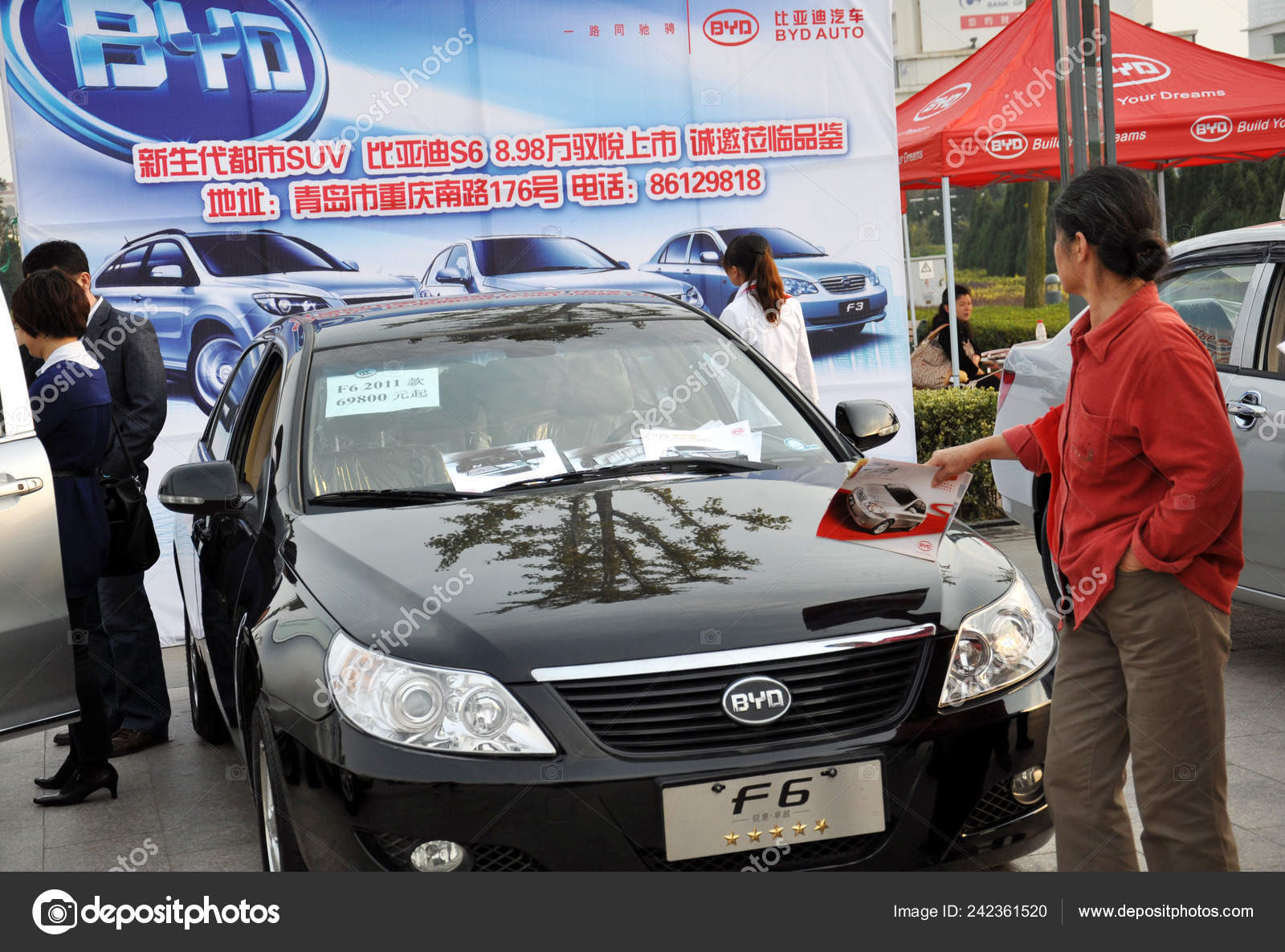 Visitors Look Byd Auto Show Qingdao City East Chinas Shandong – Stock ...
