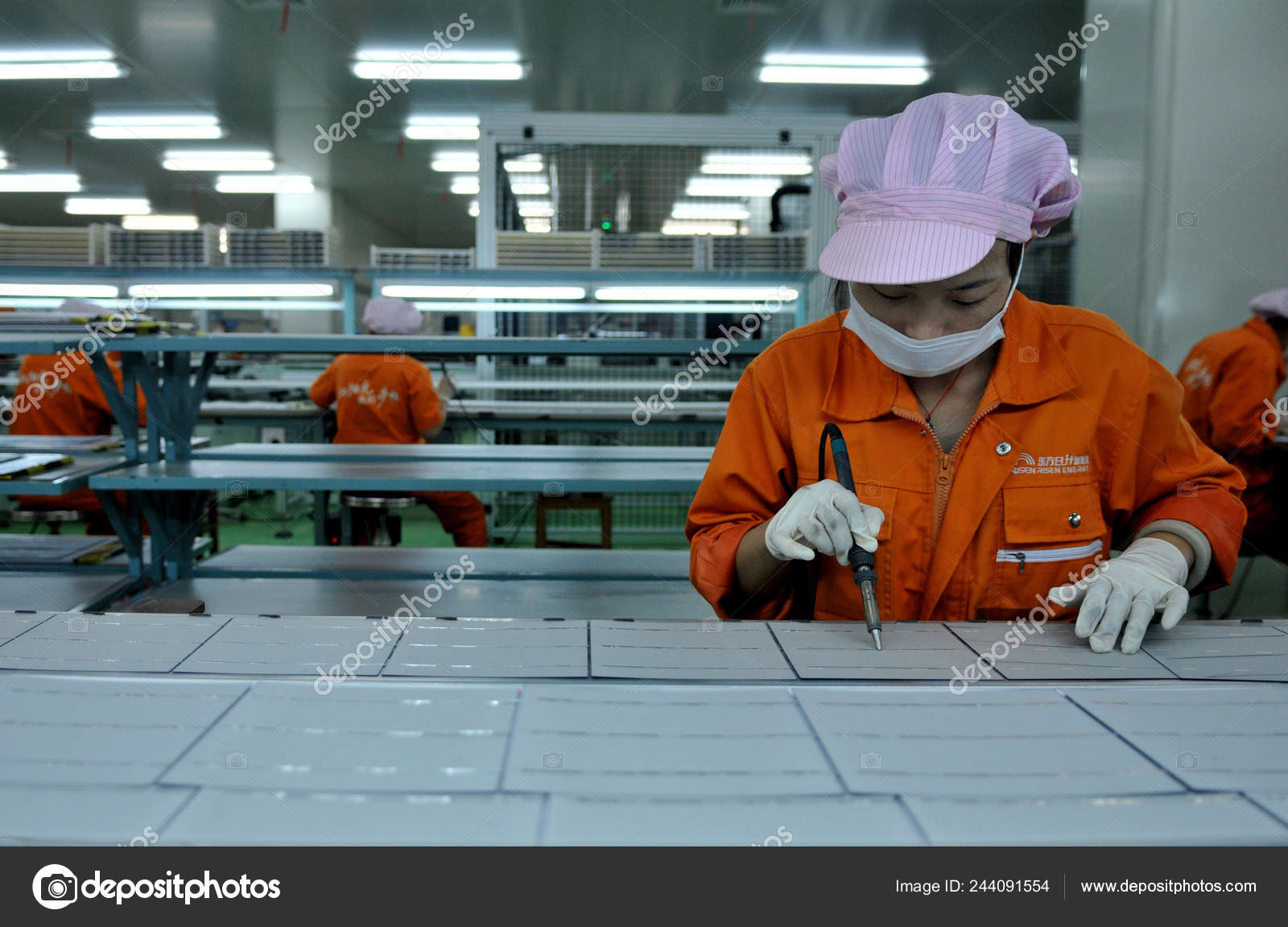 File Chinese Workers Assemble Solar Panels Photovoltaic Cells Plant ...