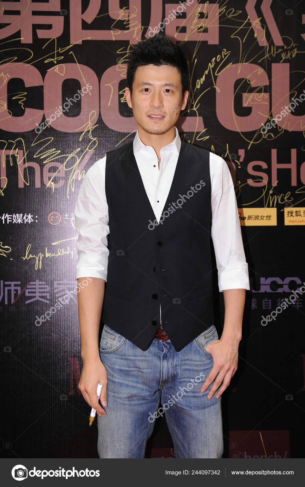 Champion Olympique Chinois Badminton Cai Yun Pose Sur Tapis Rouge ...