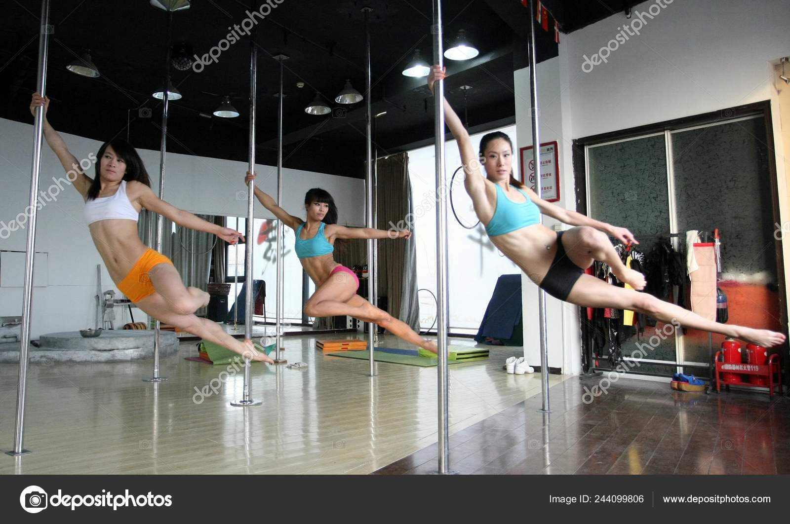 Left Cao Nuo Song Yao Fan Chinese National Pole Dancing — Stock Editorial Photo © ChinaImages ...