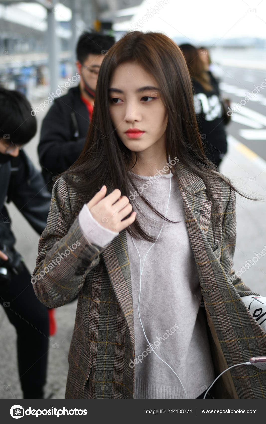 Cantora Atriz Chinesa Jingyi Retratada Aeroporto Internacional Hongqiao ...