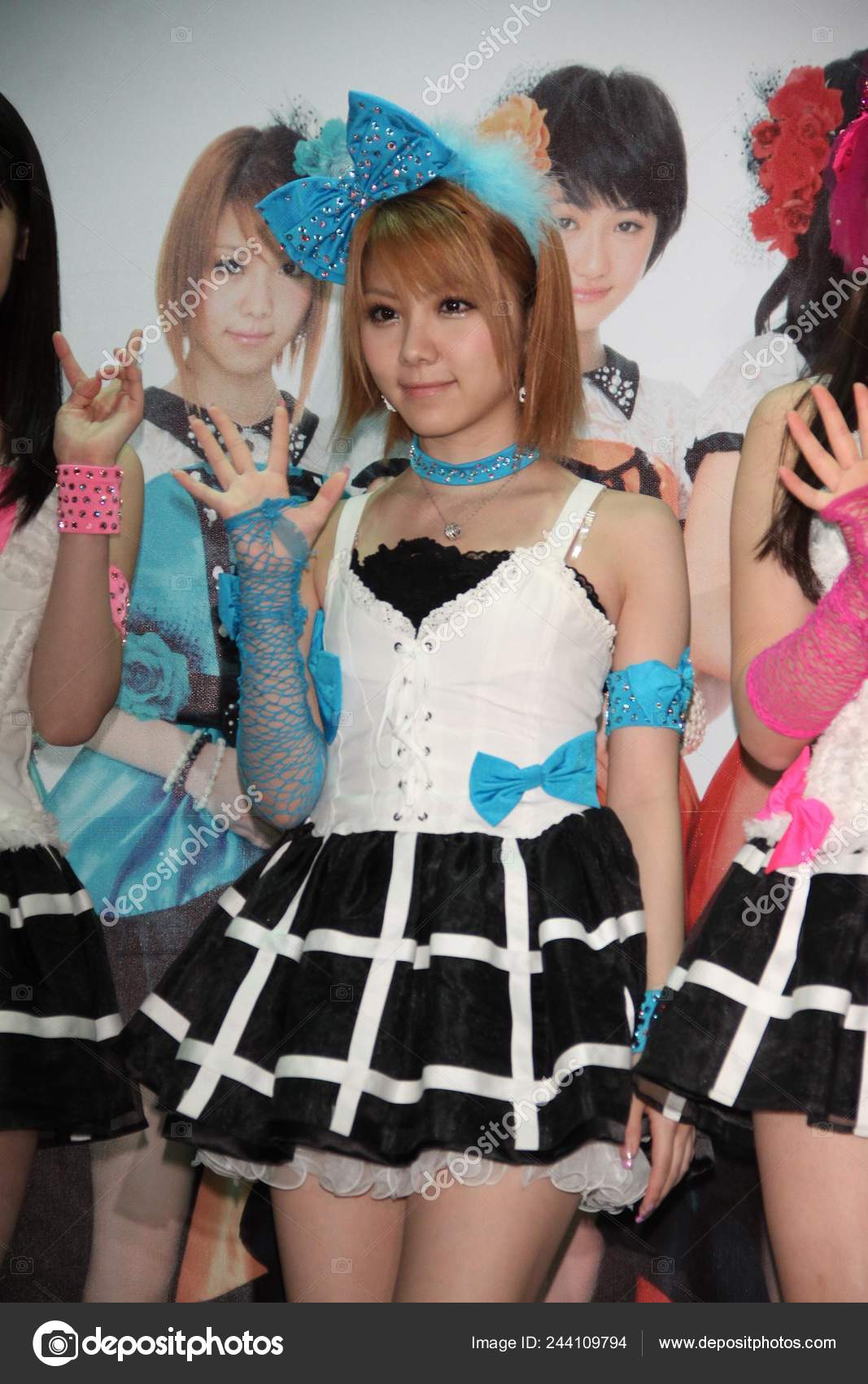 Members Japanese Pop Idol Girl Group Morning Musume Wave Handshake