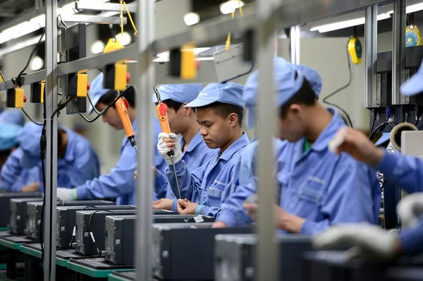File Chinese Workers Produce Electronic Products Assembly Line Factory Huaying – Stock Editorial ...