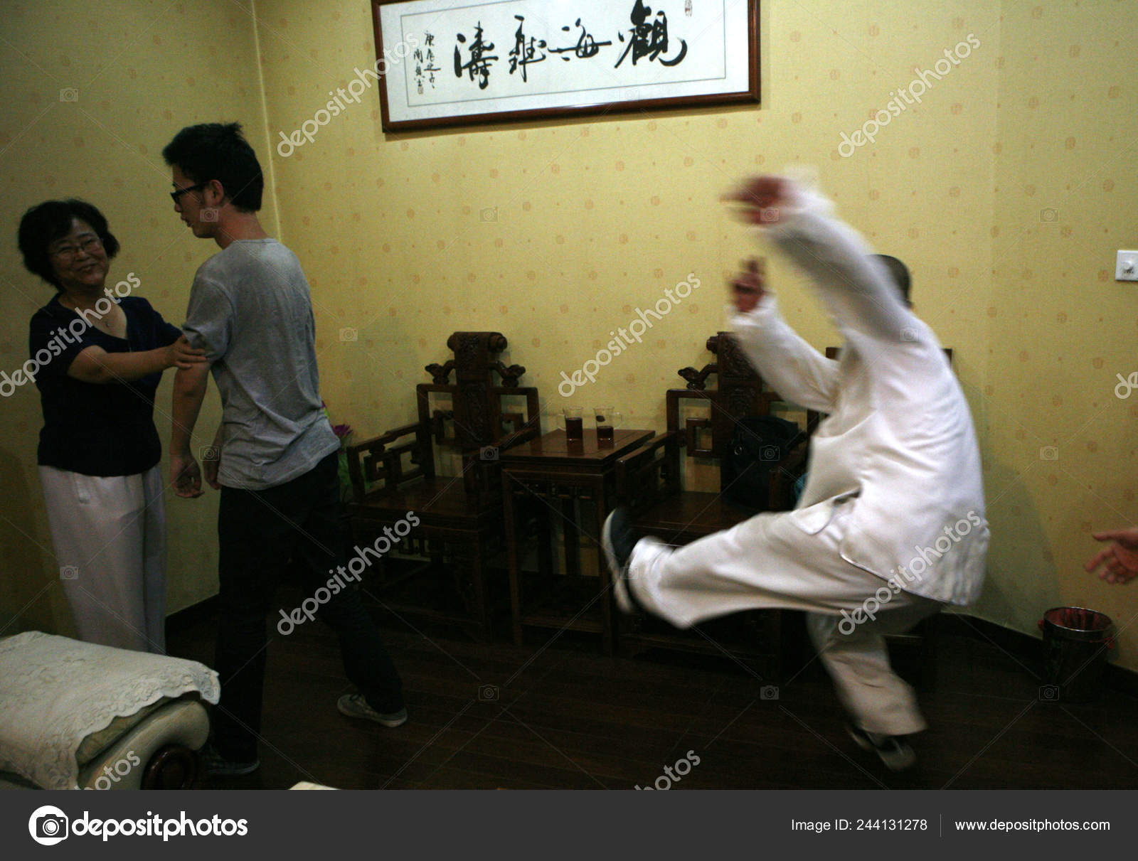 Chinese Tai Chi Master Yan Fang Demonstrates Pushin – Stock Editorial ...