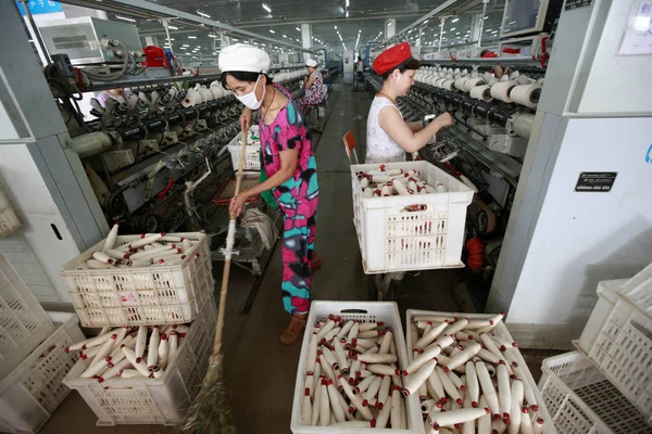 Female Chinese Worker Handles Production Yarn Spinning Machine Textile Factory – Stock Editorial ...