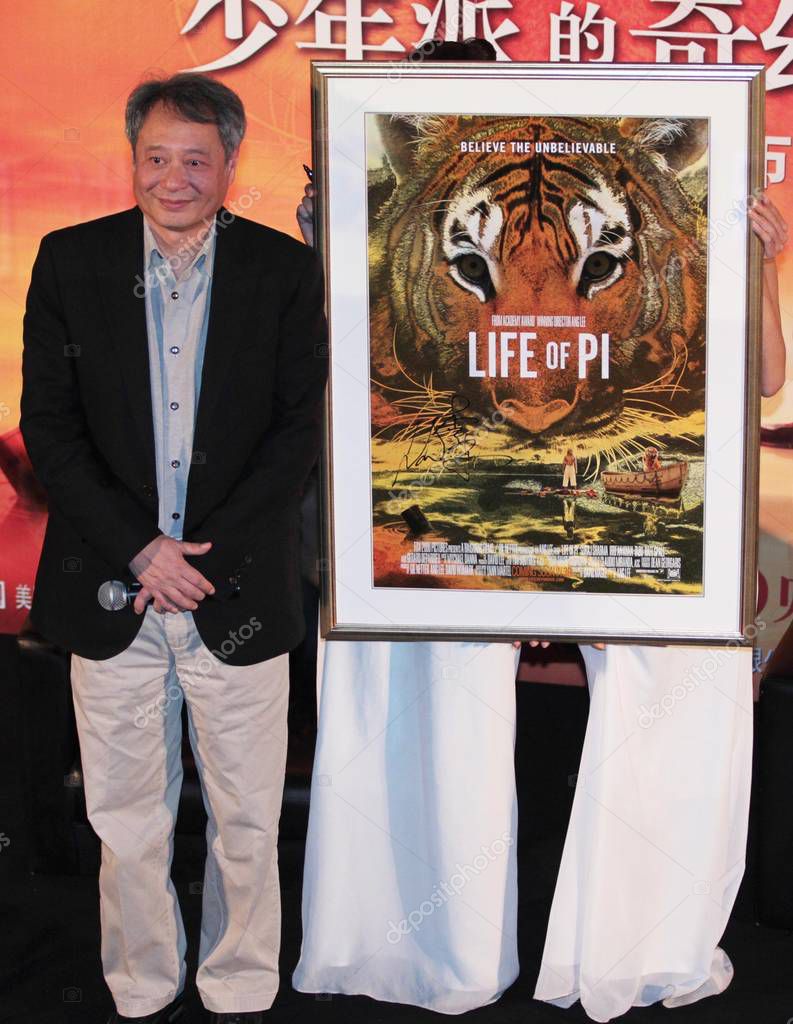 El director de cine taiwan s Ang Lee posa con un p ster de la pel cula en 3D, Life of Pi ...