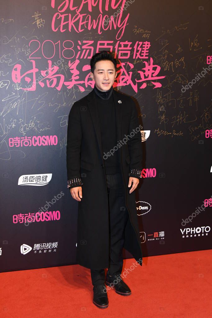 El cantante y actor chino Han Geng posa mientras llega a la alfombra ...
