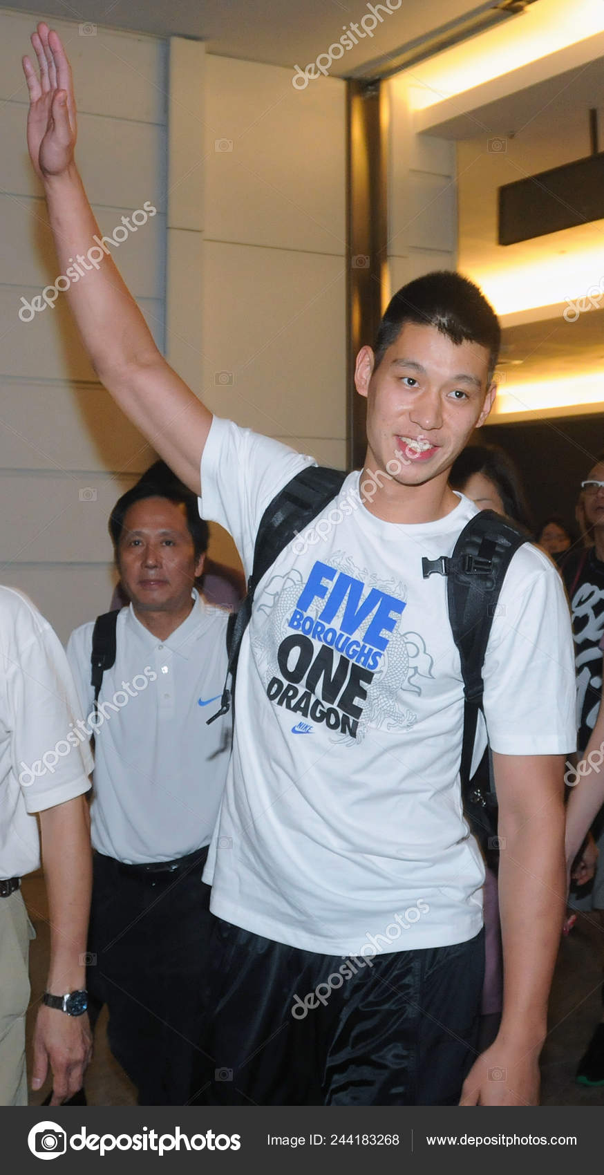 Nba Star Jeremy Lin Waves Fans Taiwan Taoyuan International Airport ...