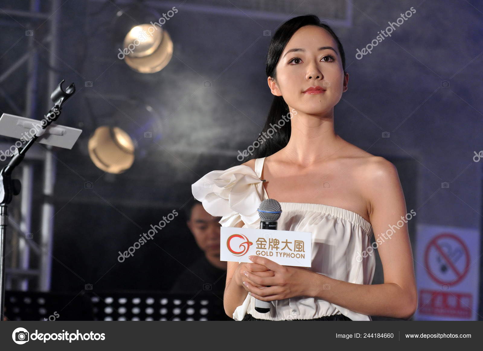Chinese Singer Actress Cecilia Han Xue Poses Launch Ceremony Her ...