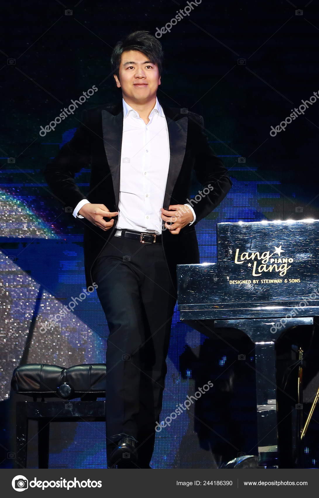 Chinese Pianist Lang Lang Poses World Premiere Celebration Hong Kong ...