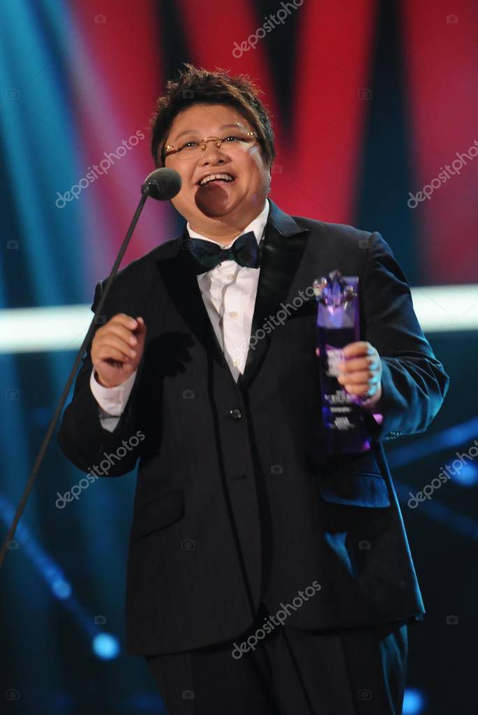 La cantante china Han Hong habla después de haber sido galardonada con ...