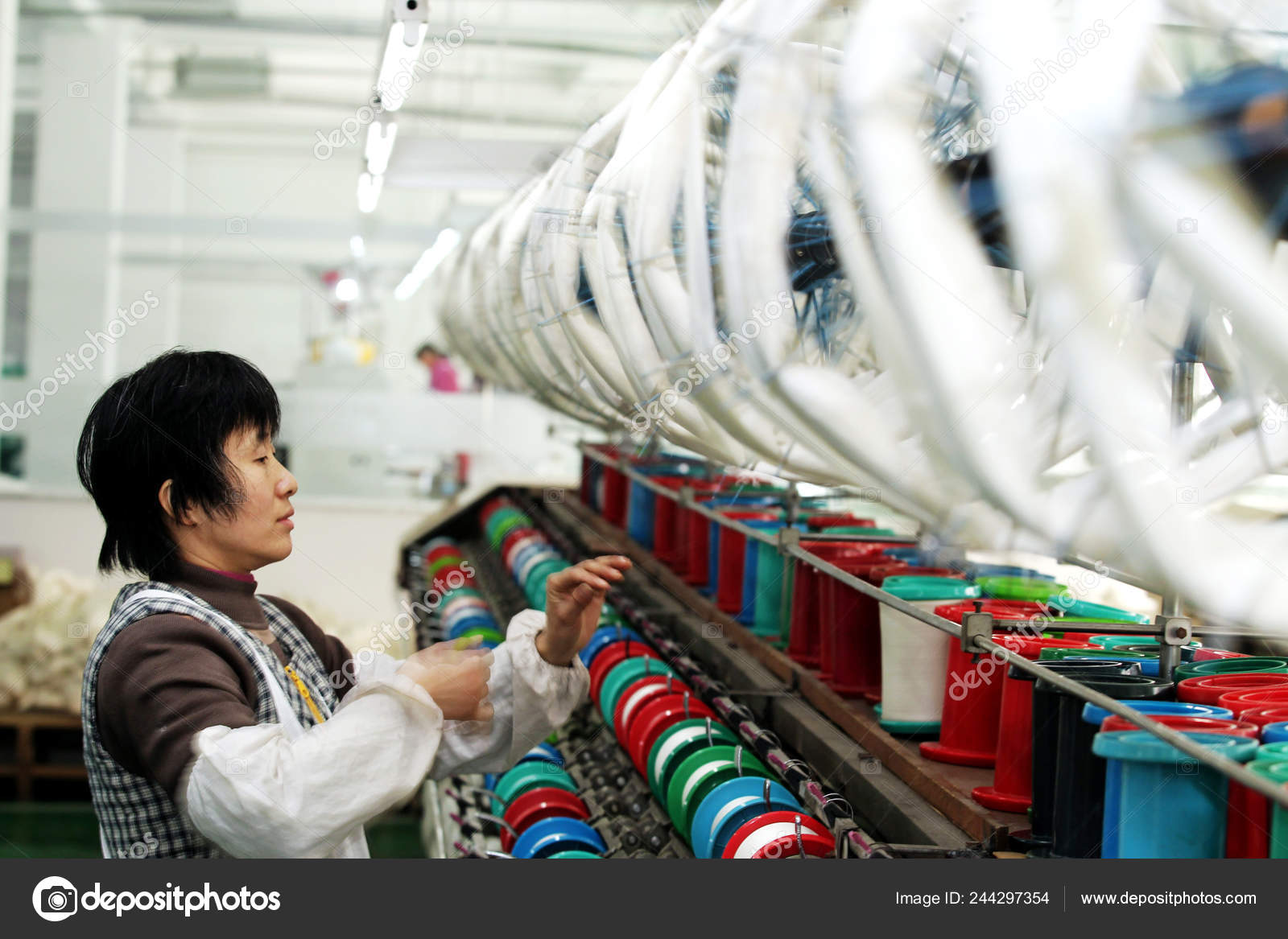 Female Chinese Worker Checks Yarn Spinning Machine Textile Factory Haian — Stock Editorial Photo ...