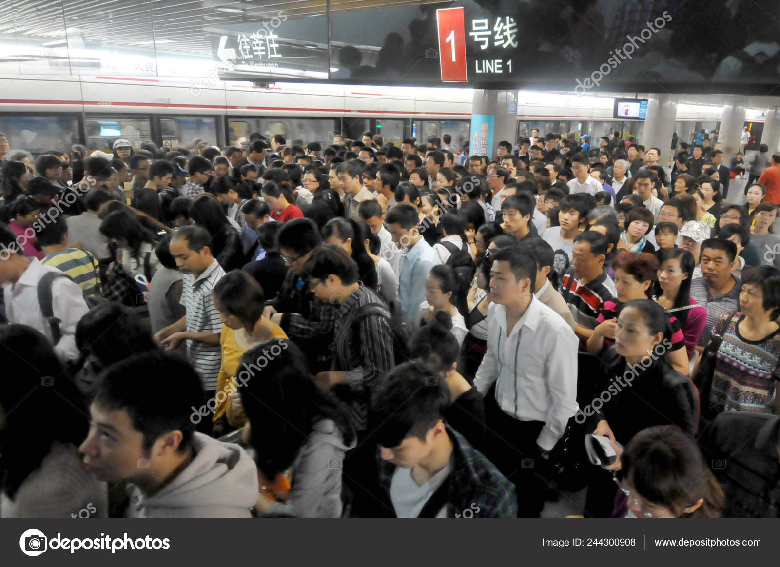Chinese Passengers Crowd Peoples Square Subway Station Shanghai Metro ...