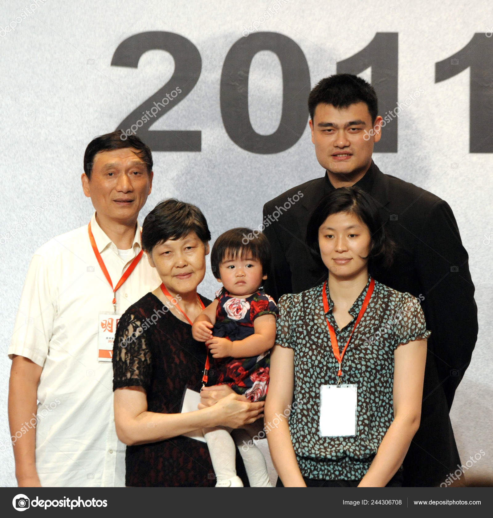 Right Nba Star Yao Ming His Family Members Yaos Wife — Stock Editorial ...