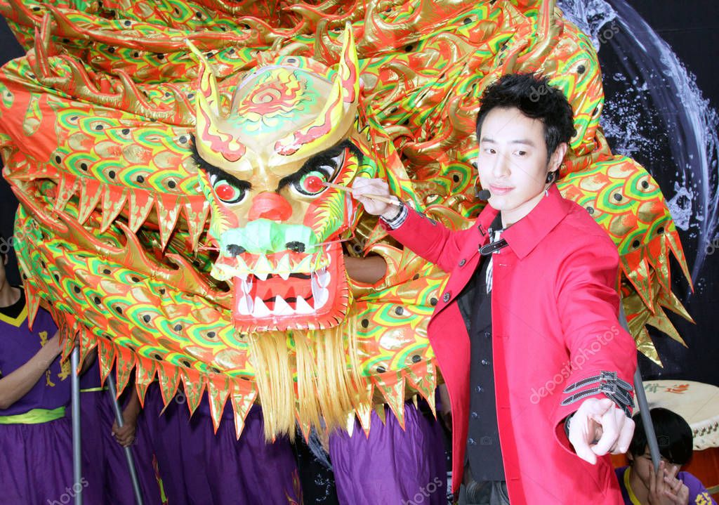 El cantante taiwanés Wilber Pan salpica los ojos del león bailarín en ...