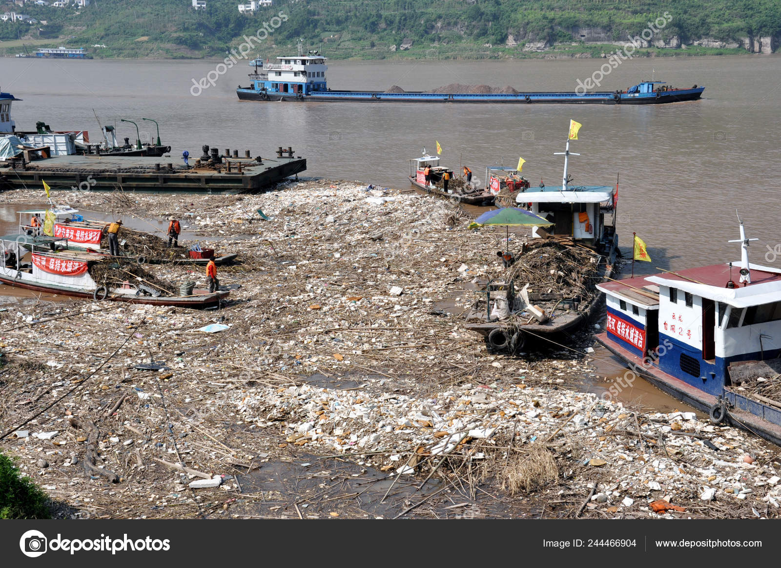 Chinese Workers Clean Trash Floating Yangtze River Three Gorges ...
