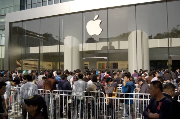 Apple store queue Stock Photos, Royalty Free Apple store queue Images ...