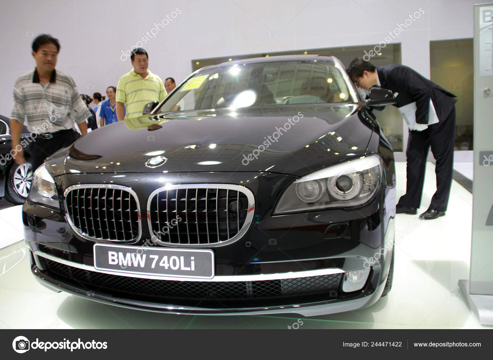 Visitors Look Bmw 740Li Auto Show Haikou City South Chinas — Stock ...
