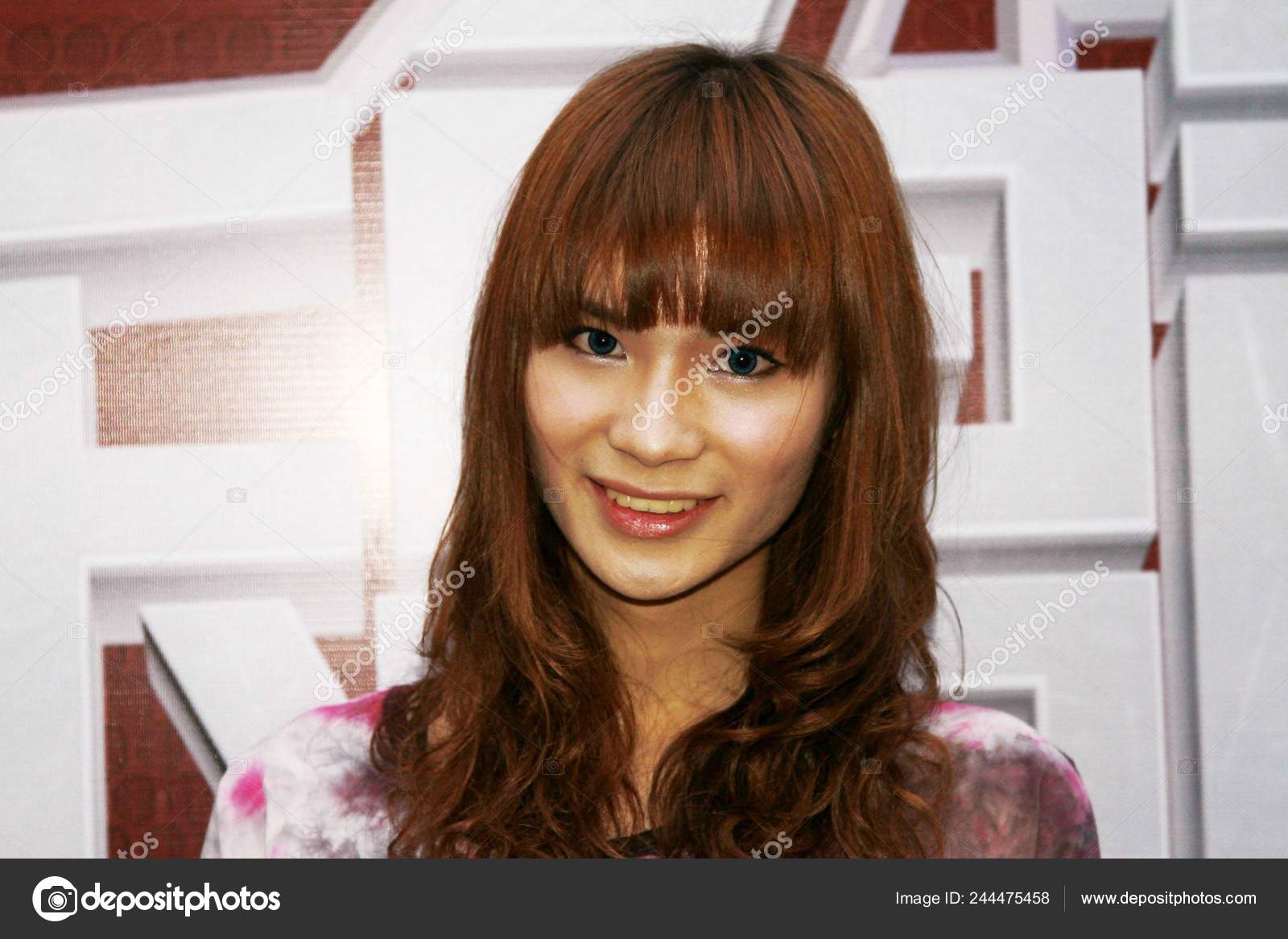 Young Chinese Cross Dressing Man Liu Zhu Participant Singing Contest ...