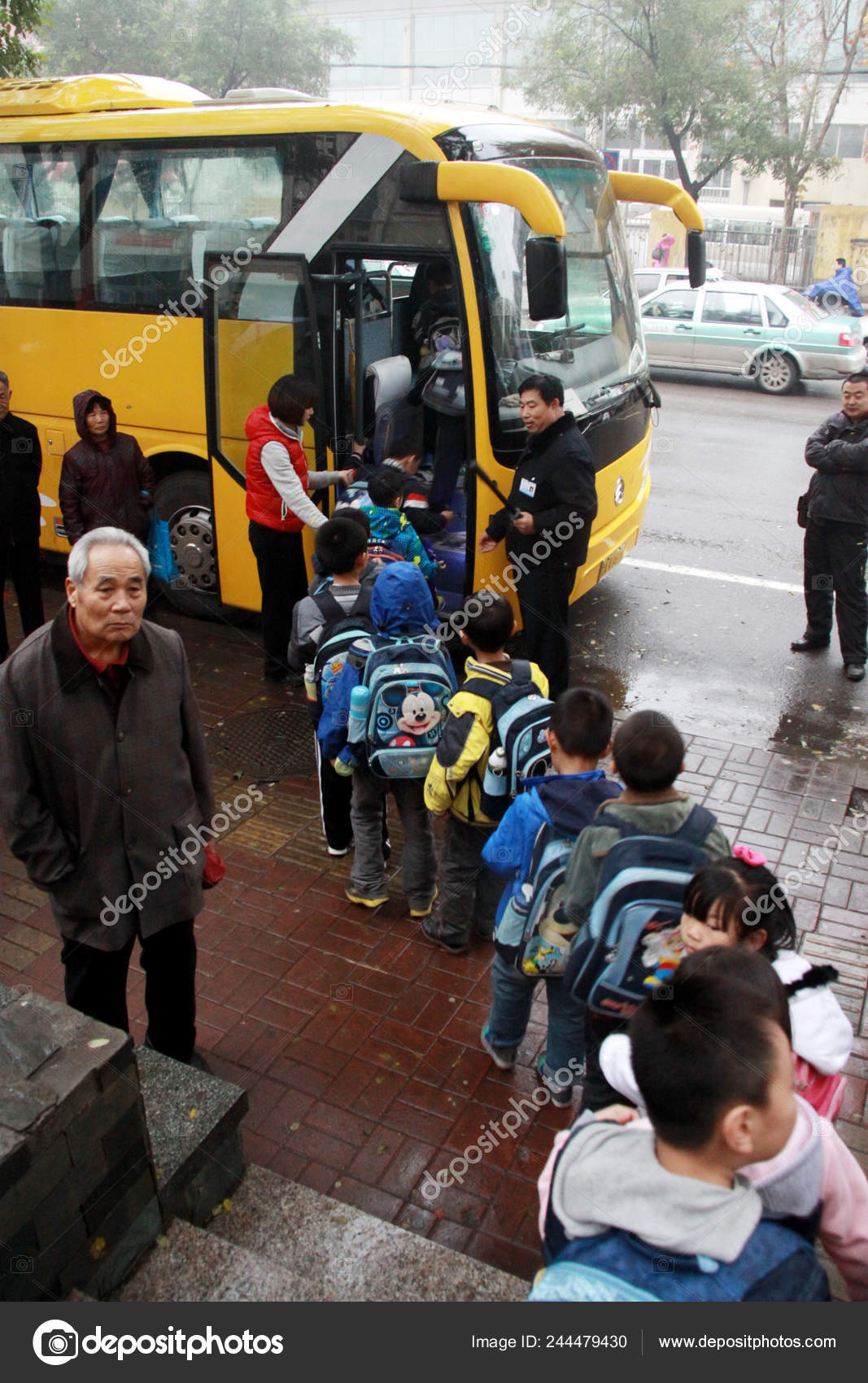Chinese Pupils Queue Get School Bus Jinan City East Chinas – Stock ...