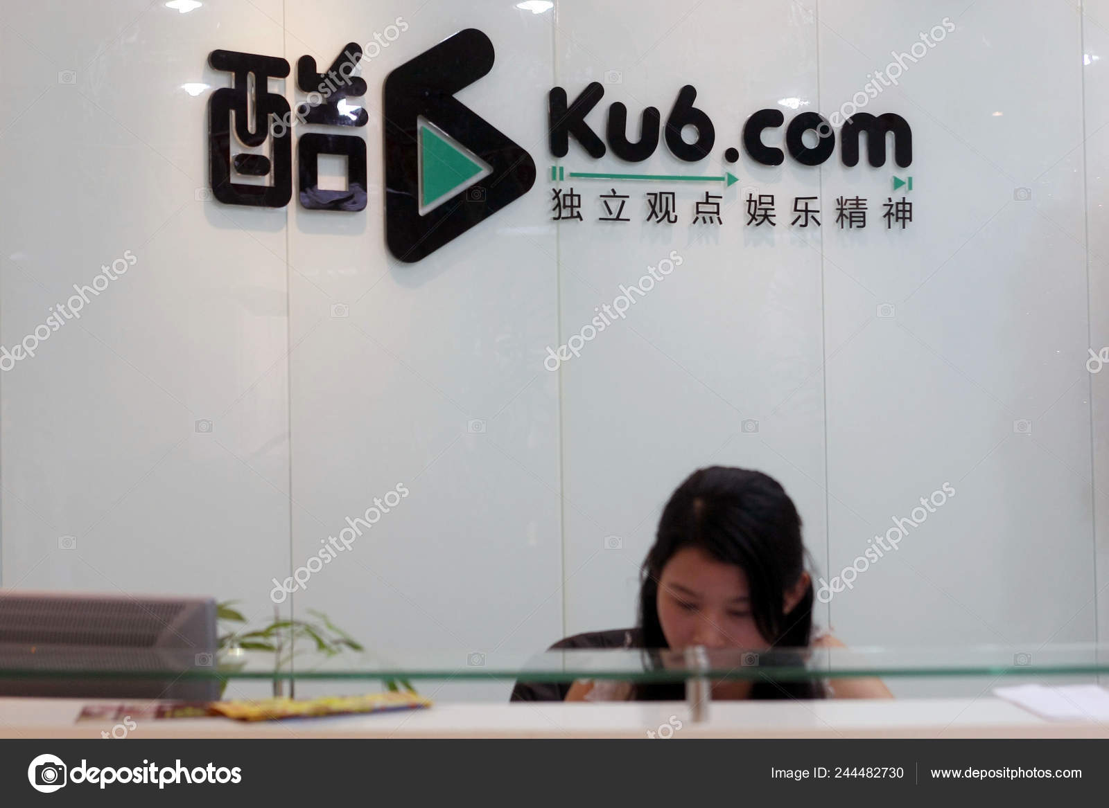 Chinese Staff Works Front Desk Office Online Video Site Ku6 — Stock ...