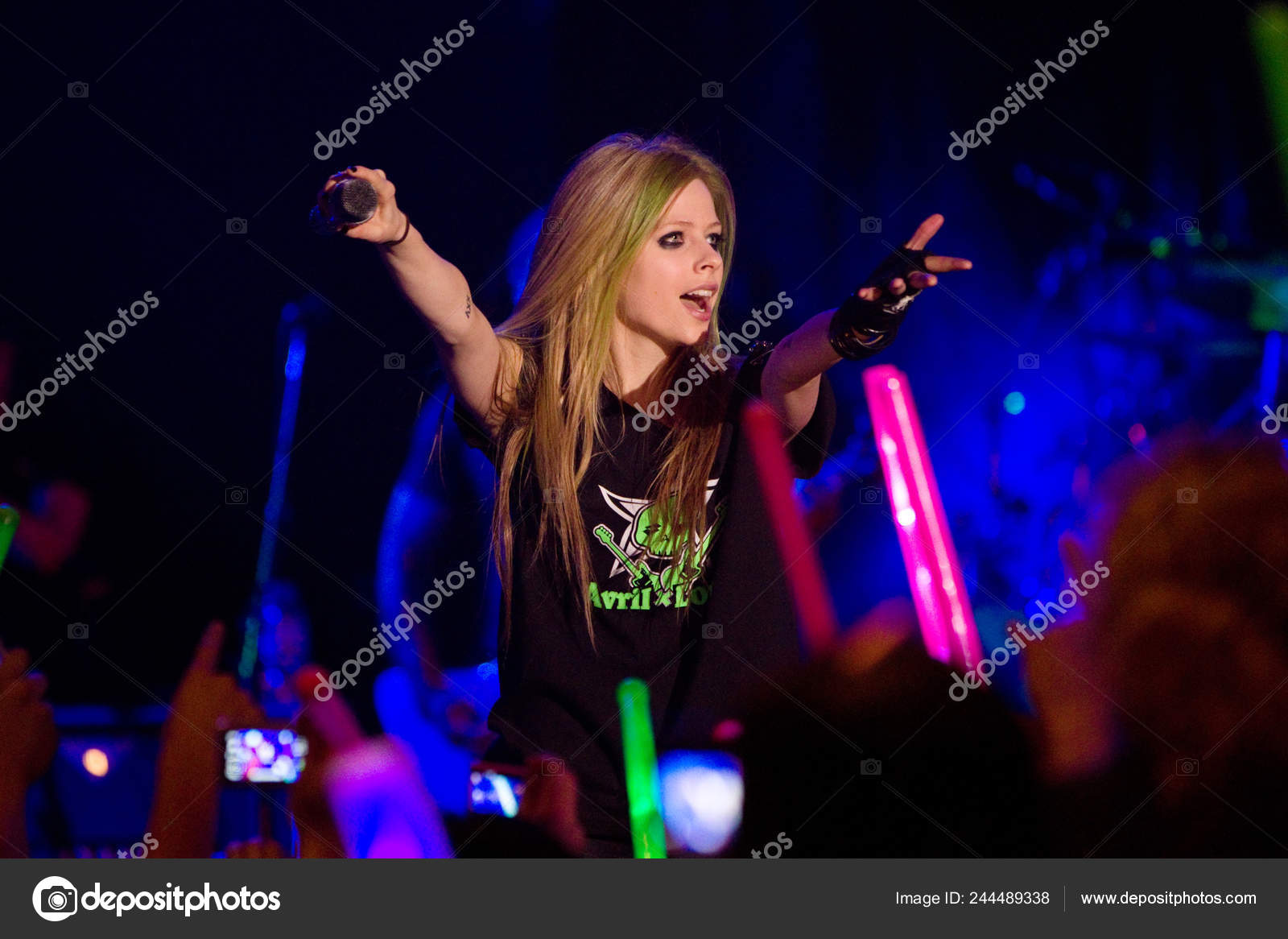 Avril Lavigne Singing