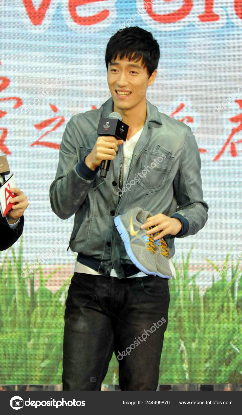 Chinese Star Hurdler Liu Xiang Attends Charity Auction 2011 Gary ...
