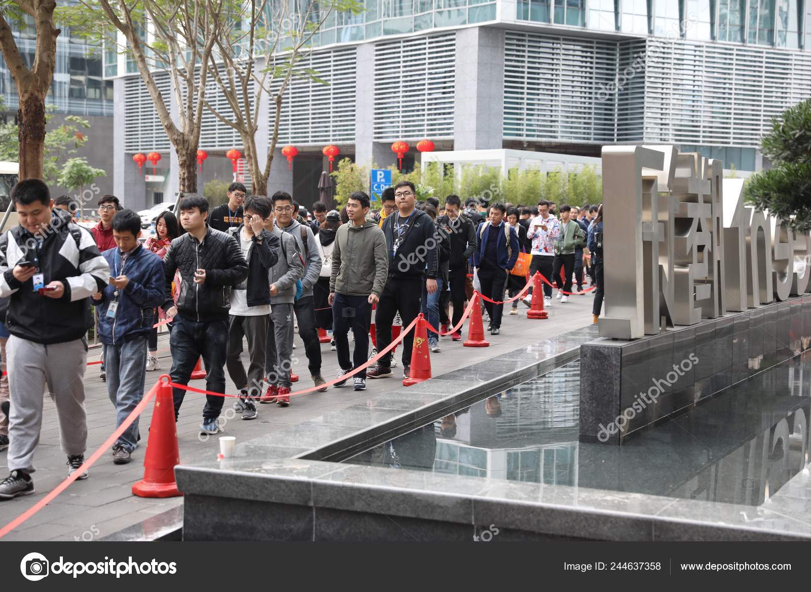 Employees Chinese Internet Giant Tencent Queue Get Hongbao Red ...