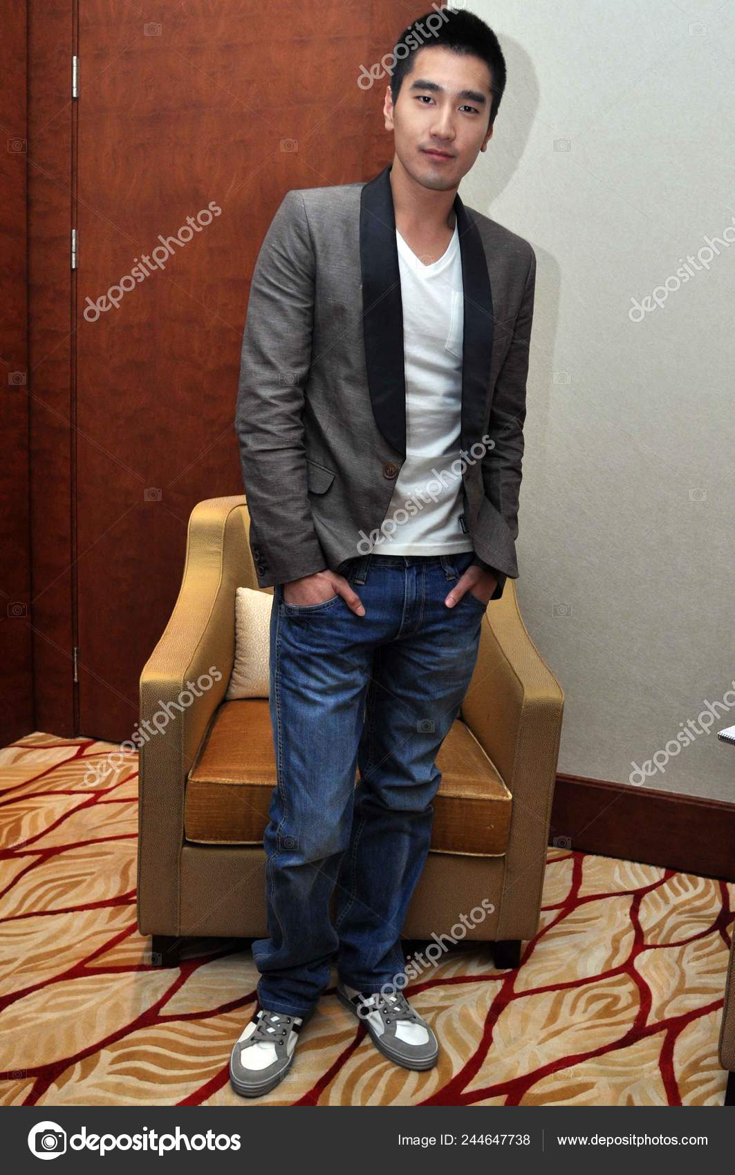 Ator Taiwanês Mark Zhao Visto Durante Sexto Aniversário Chinese ...