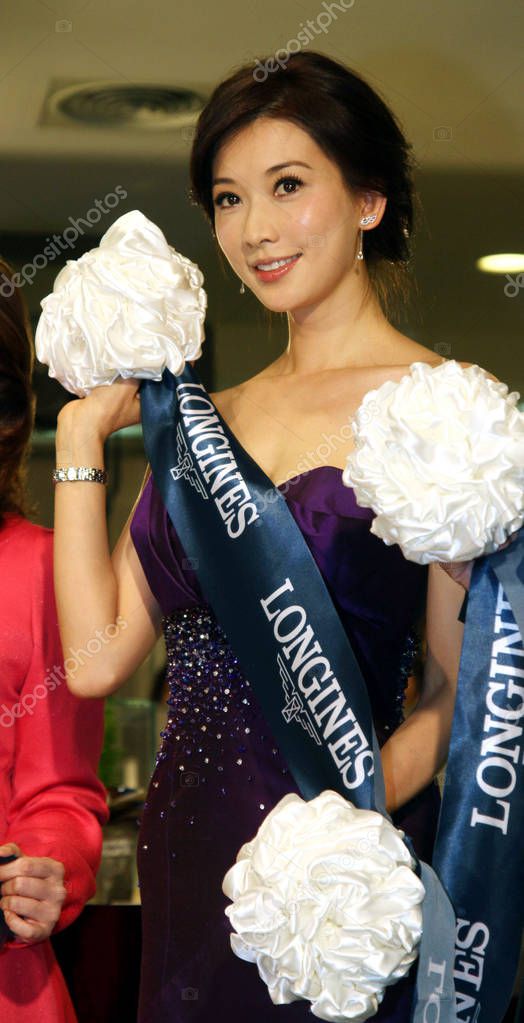 La modelo y actriz taiwanesa Lin Chi-ling posa en la ceremonia de ...