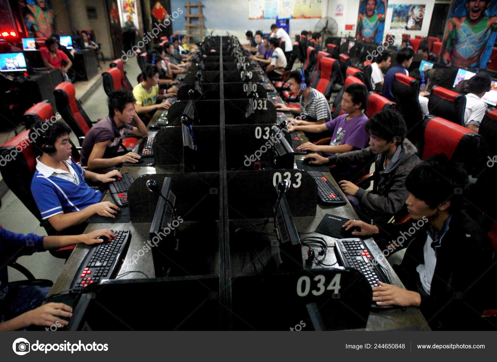 Young Chinese Netizens Play Online Games Surf Internet Internet Cafe ...