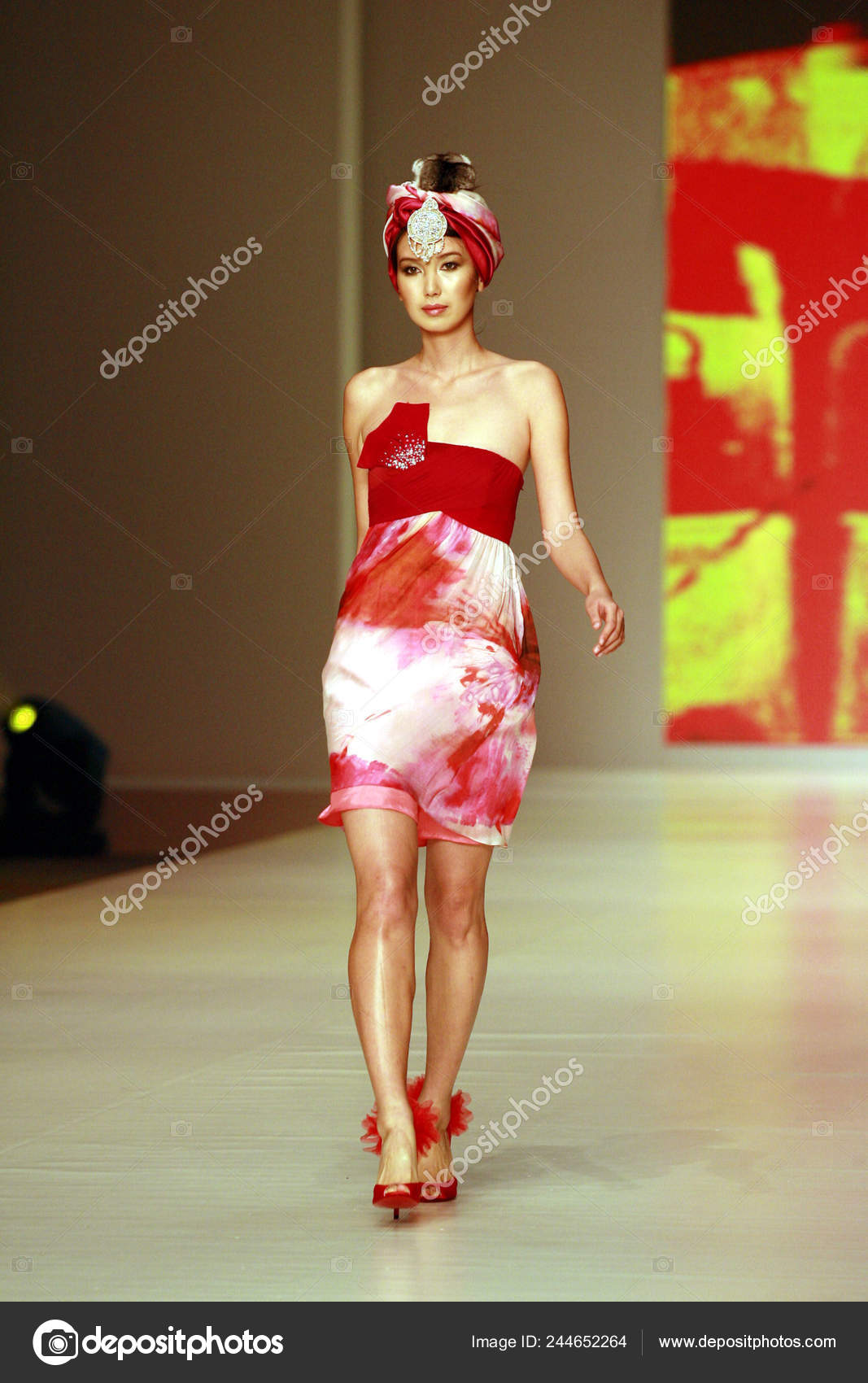Model Parades Show Creation Hong Kong Fashion Desinger Dorian Hong ...
