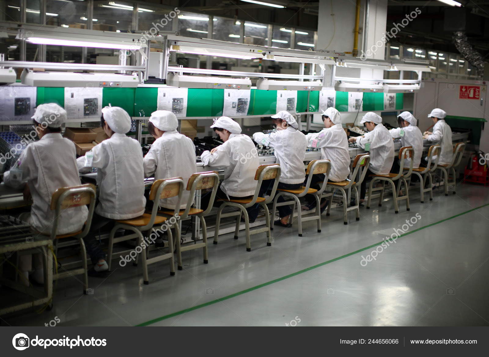 Chinese Foxconn Employees Labor Production Line Foxconn Shenzhen Plant ...