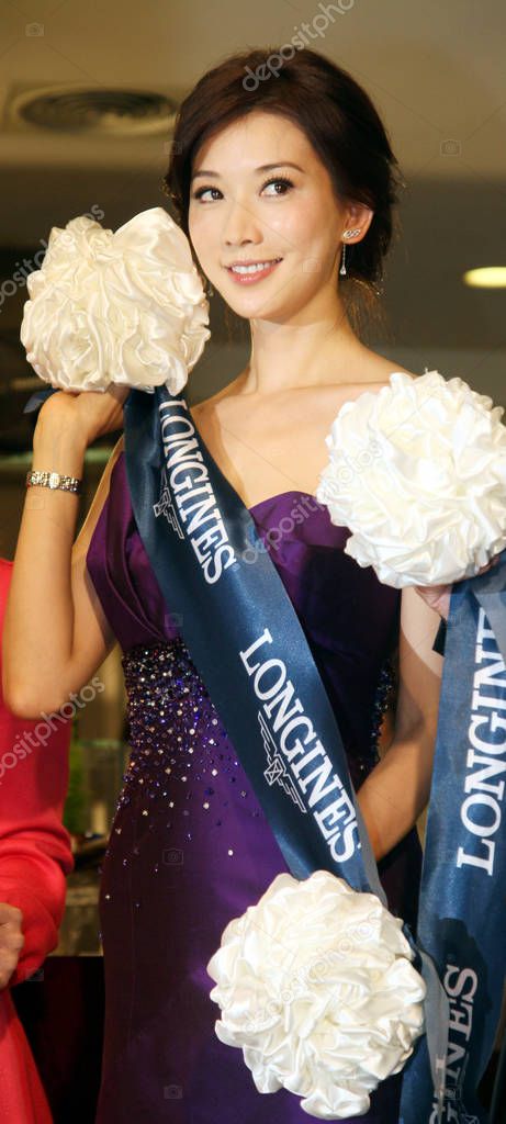 La modelo y actriz taiwanesa Lin Chi-ling posa en la ceremonia de ...