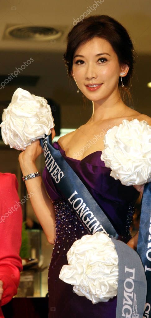 La modelo y actriz taiwanesa Lin Chi-ling posa en la ceremonia de ...
