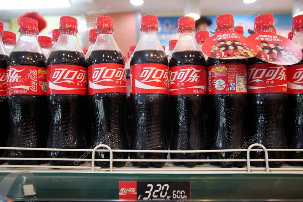 Botellas de Coca-Cola coque se ven a la venta en un supermercado en ...