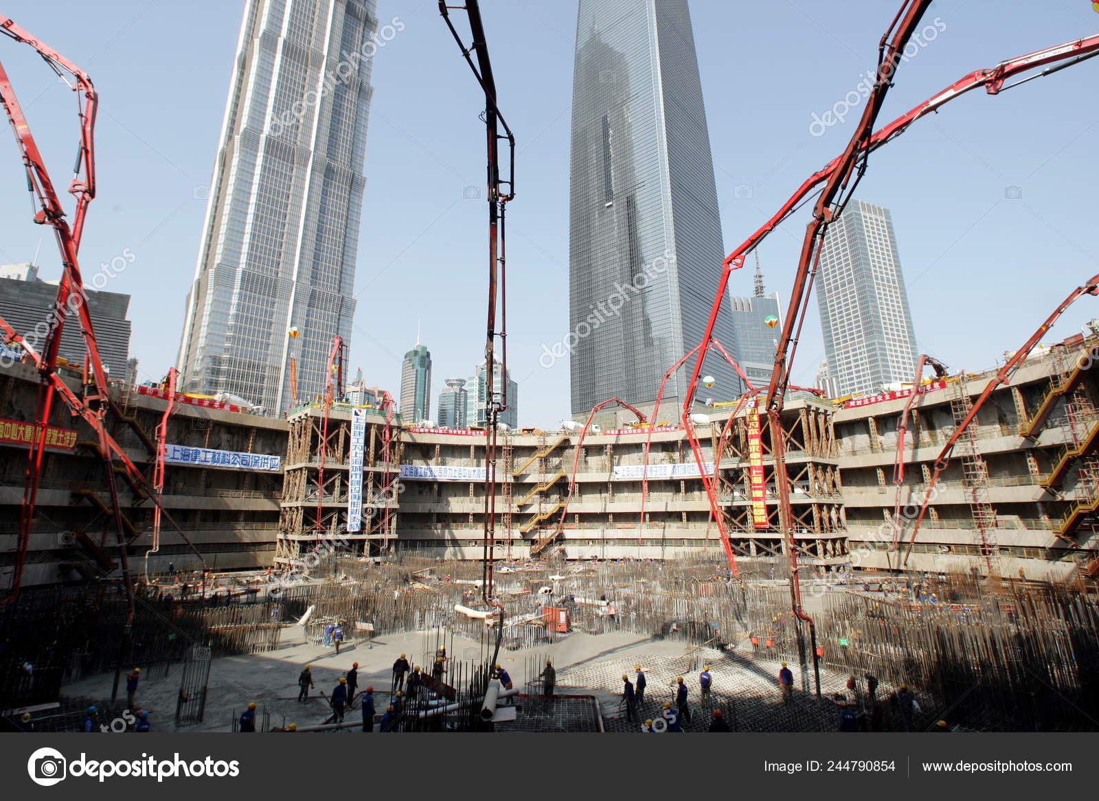 Chinese Construction Workers Concrete Foundation Shanghai Tower Next ...