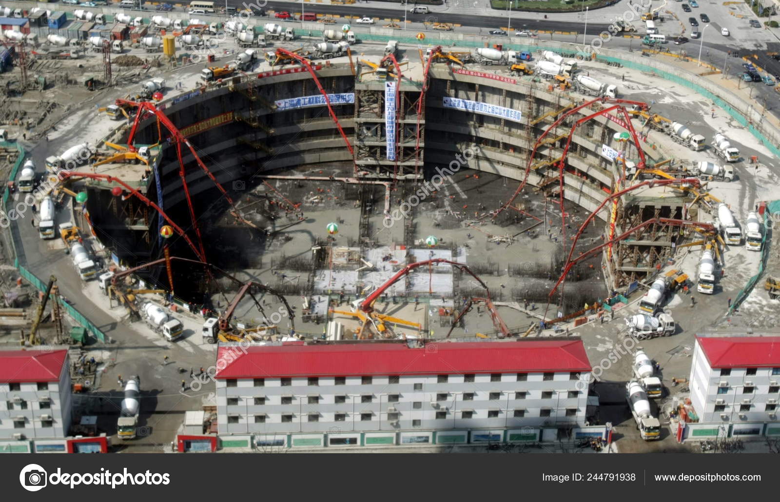 Chinese Construction Workers Concrete Foundation Shanghai Tower ...